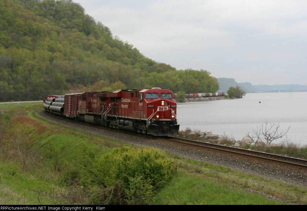 CP 8829 along the Mississippi River